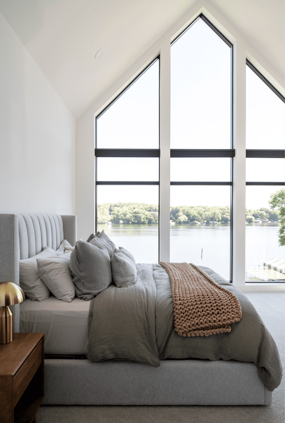 Jackson Strom Architecture Crafts a Sophisticated Lake Haven | Artful ...